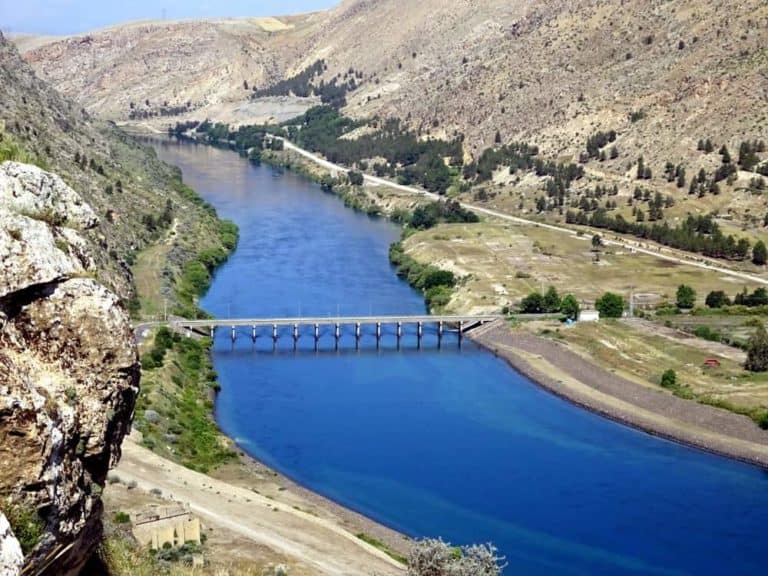 9 Different Types of Rivers (Plus Essential Facts) – Nayturr